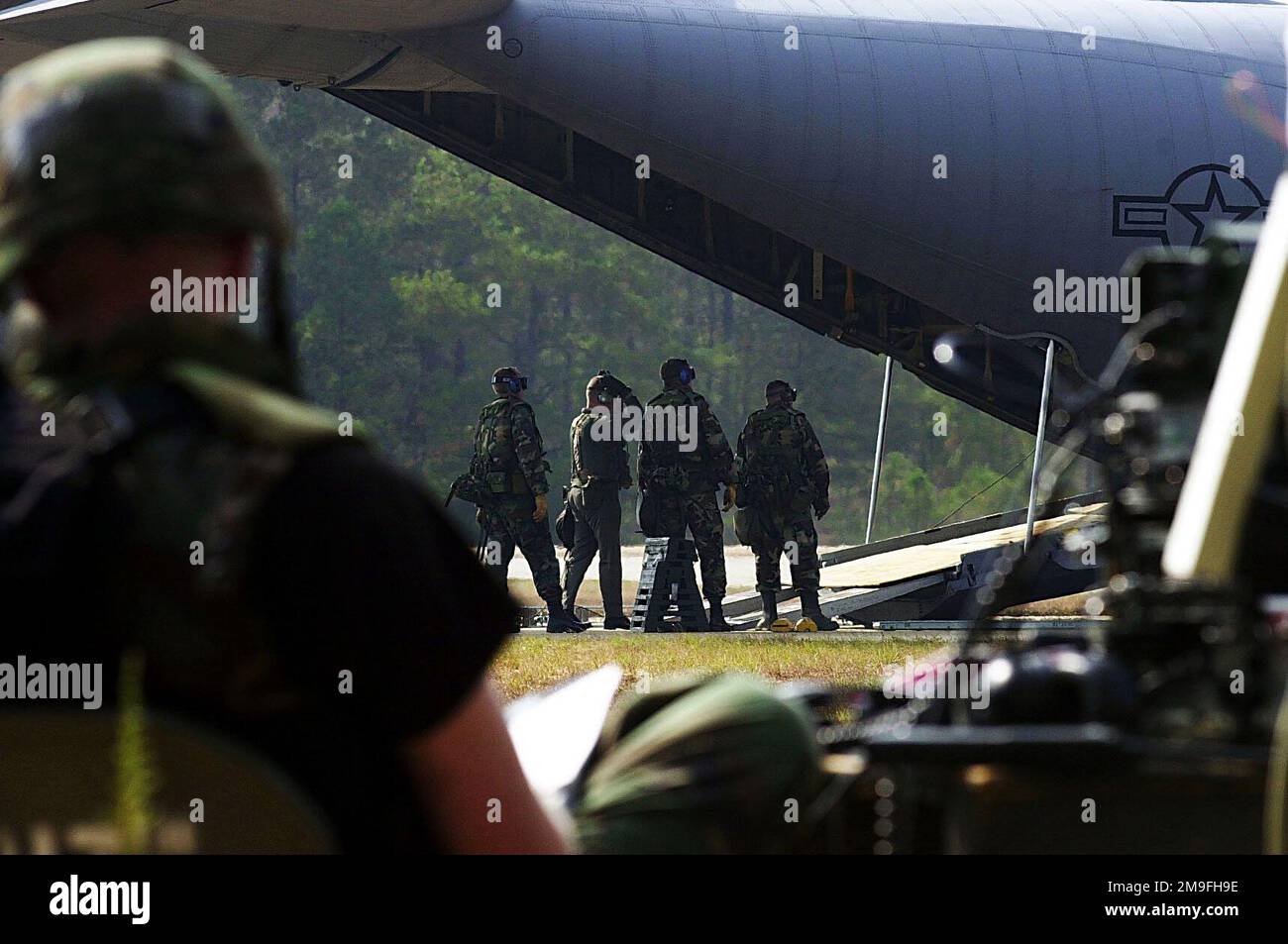 Un membre de la 7th Wing, la base aérienne de Dyess, Texas, surveille ...