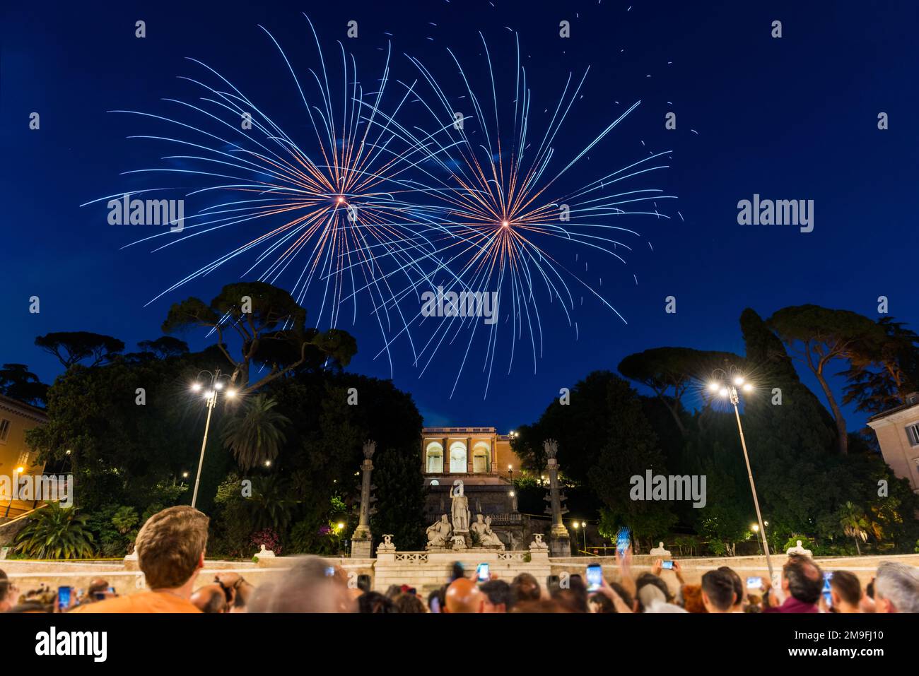Feux d'artifice pour célébrer la Saint-patron. PIAZZA DEL POPOLO, ROME ...