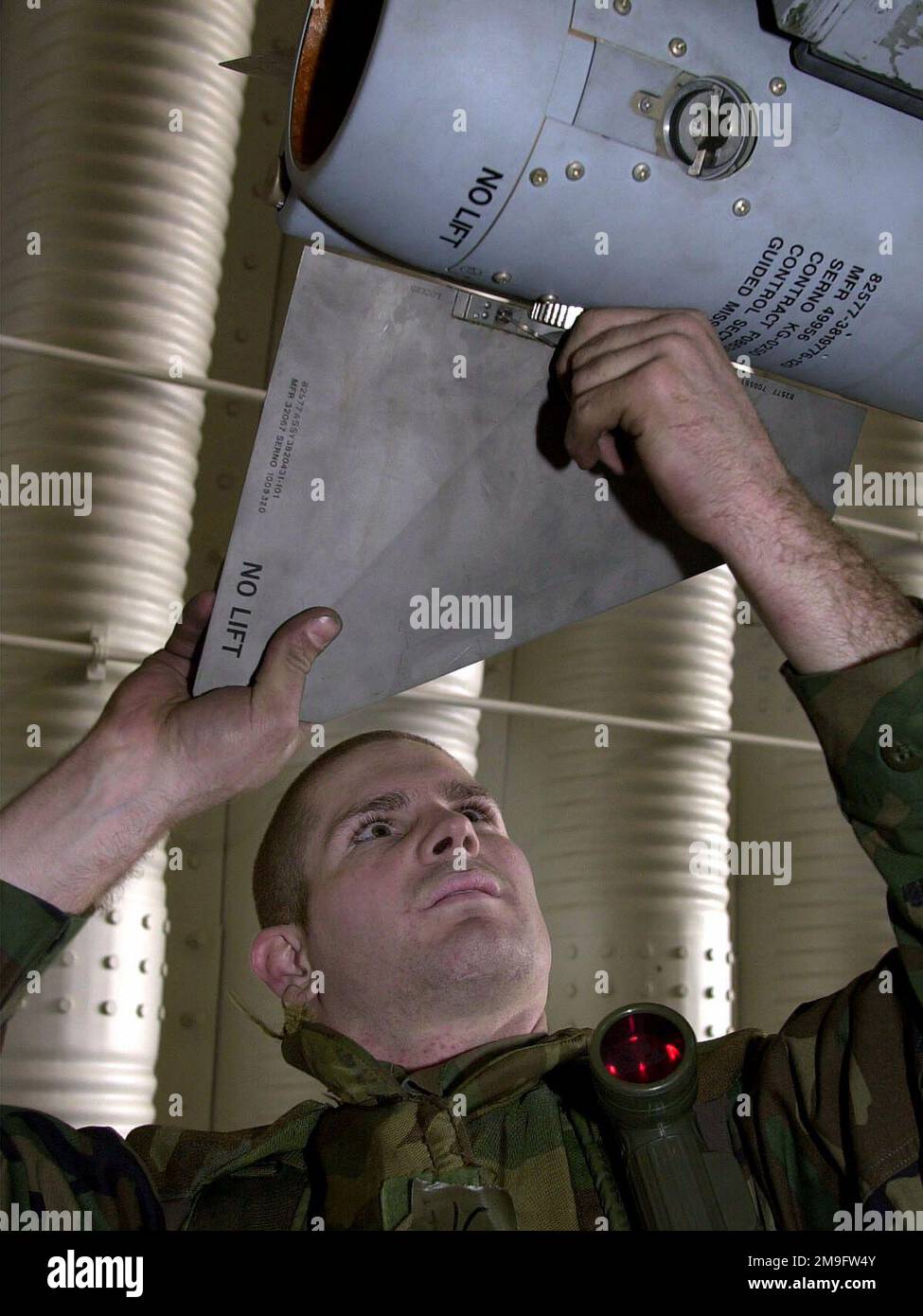 US Air Force First Class Steve Webster, équipe de chargement d'armes ...
