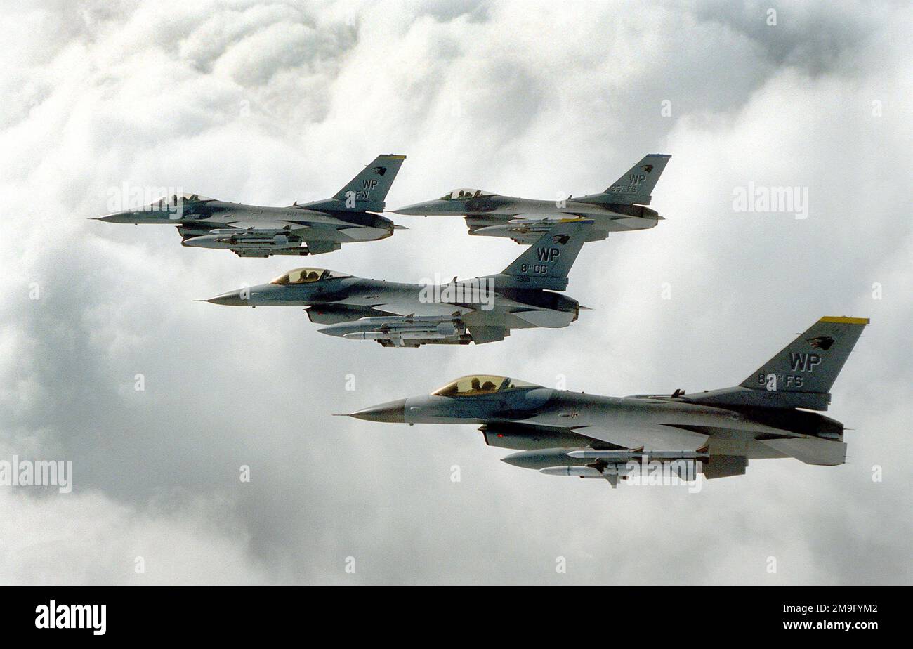 Vue aérienne d'une formation de quatre navires en cale d'avion F-16C ...