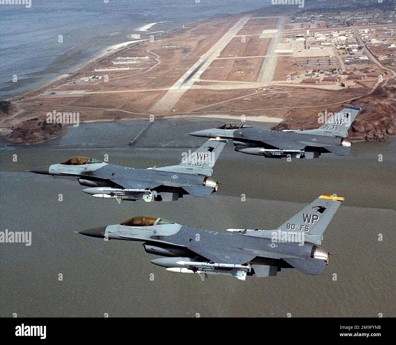 Vue aérienne d'une formation de trois navires en cale d'avion F-16C ...