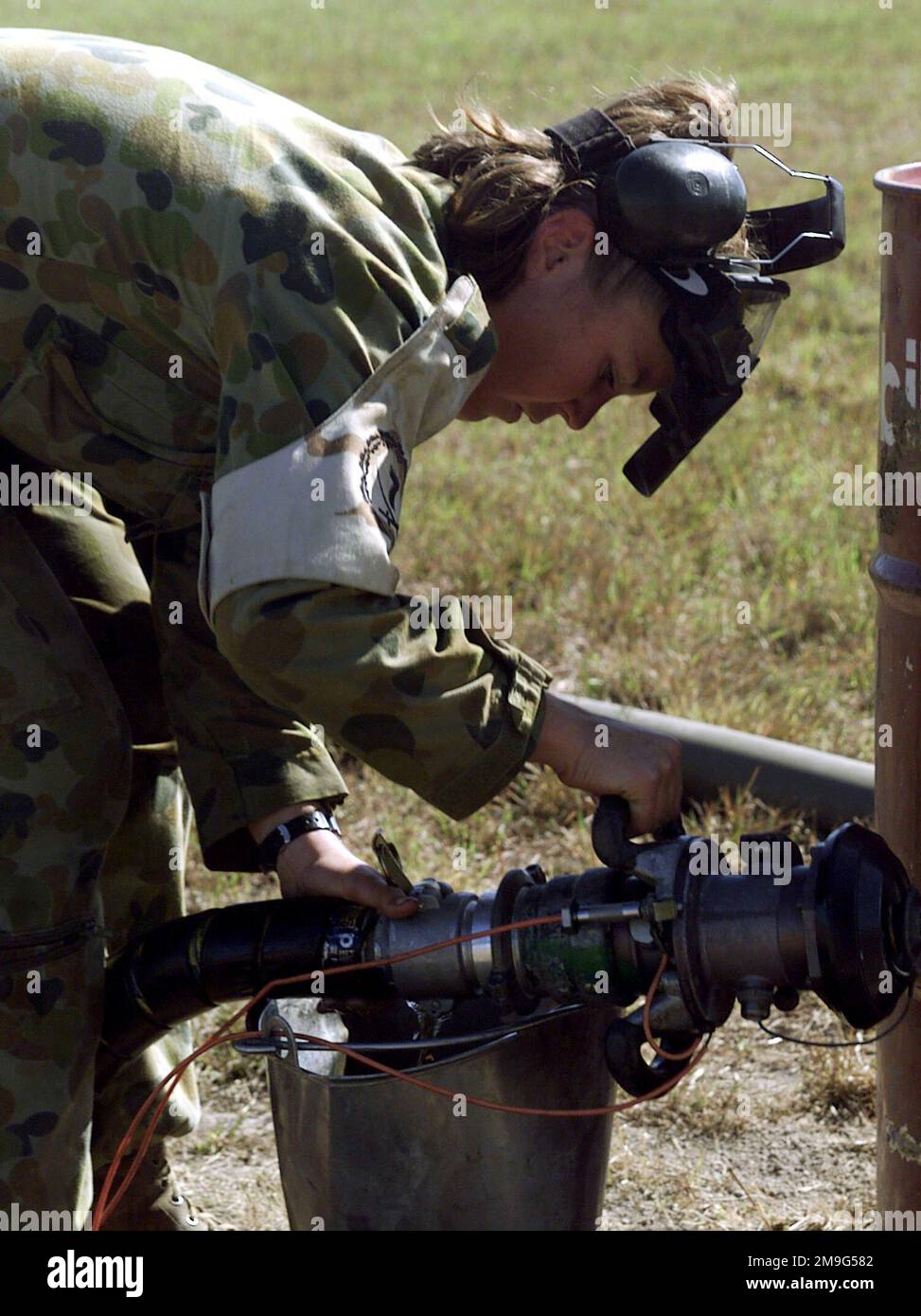 Le soldat Louise McRoberts avec la Royal Australian Air Force draine un ...