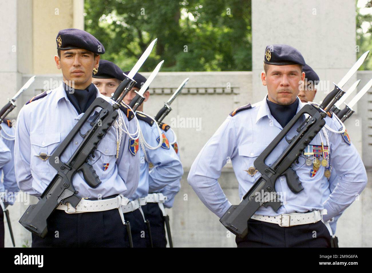 Les forces armées françaises, armées de fusils d'assaut FAMAS F1 ...