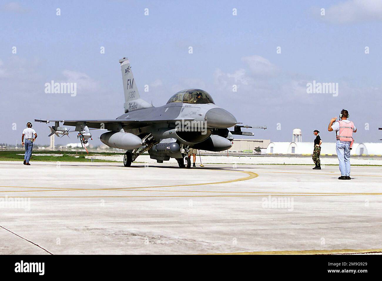 Un faucon de combat F-16D de Lockheed, affecté au 93rd Escadron de ...