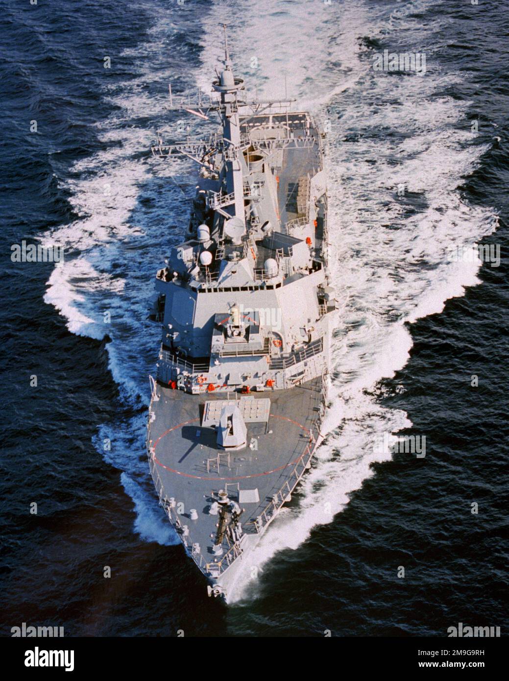 Arc oblique élevé en vue du destroyer de classe de missiles guidé ...