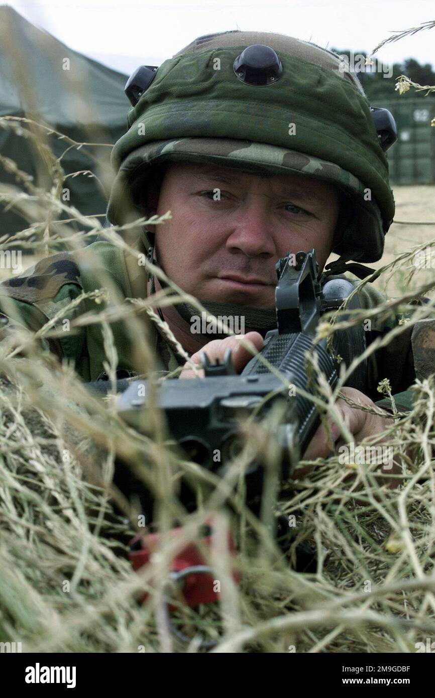 Le Sergent Doug Dupree, 172nd Material Logistics, Ogen, Utah, regarde ...