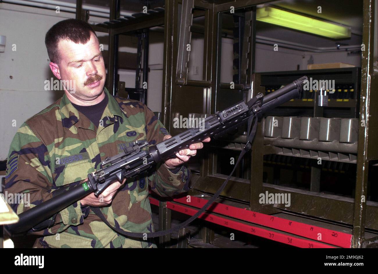 L'instructeur des armes de combat des forces de sécurité, le sergent ...