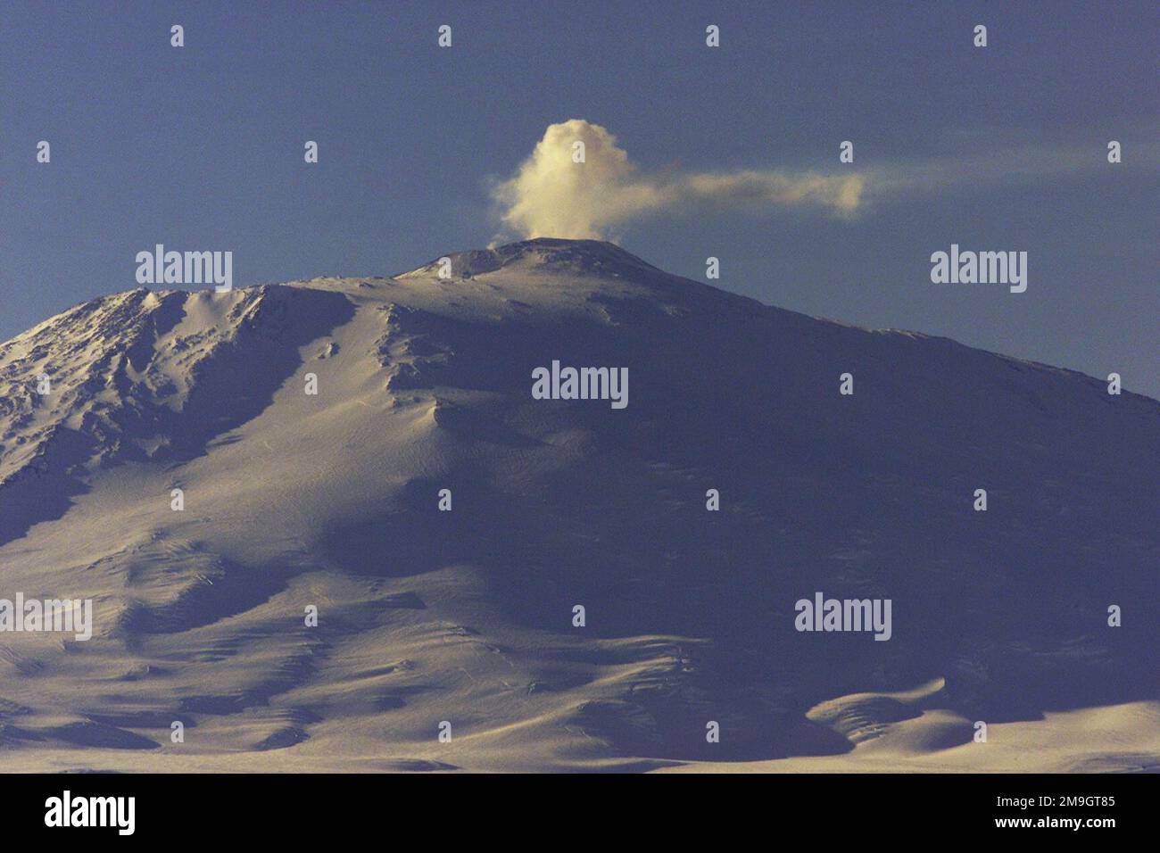 Le mont Erebus, qui abrite un volcan actif et à une altitude de 12 448 ...