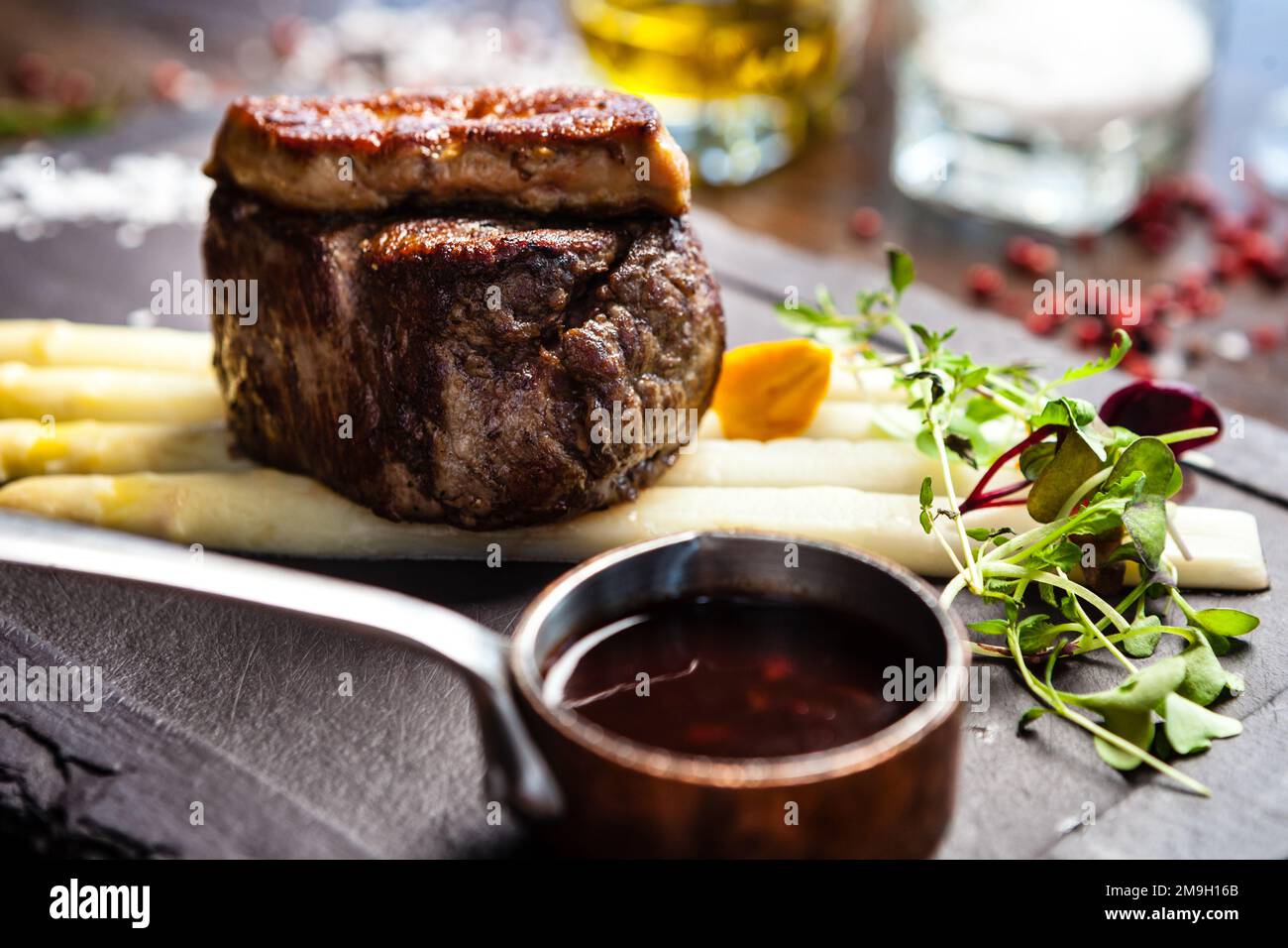 Tournedos Rossini. Foie gras de canard, filet de bœuf Black Angus ...