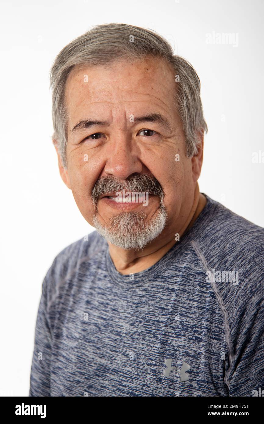 Vieil homme longue barbe chemise blanche Banque de photographies et d ...