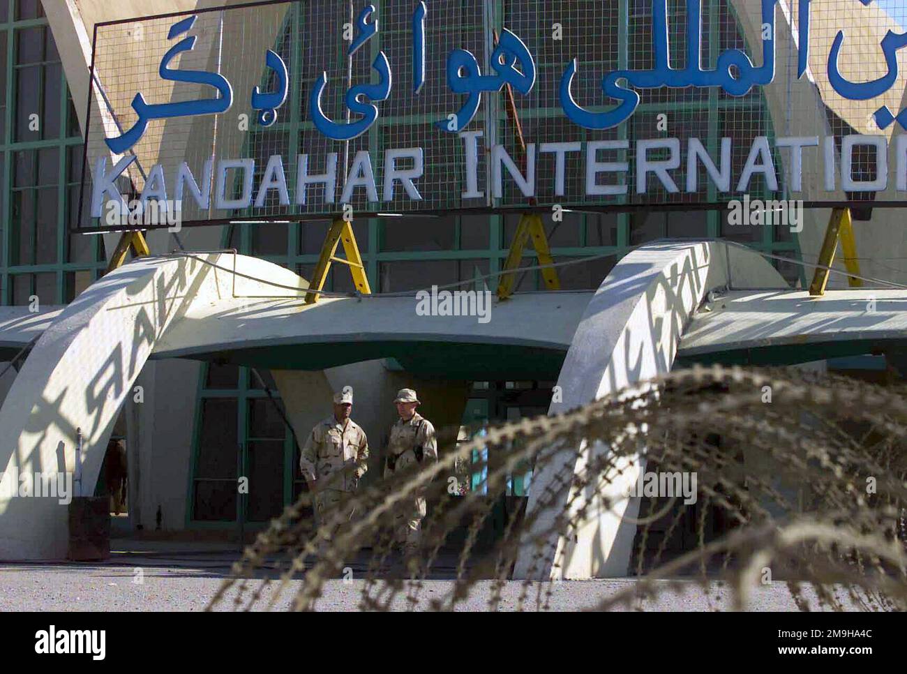 Le major Rodney Edwards, USMC, et le lieutenant-colonel Covington, USMC ...