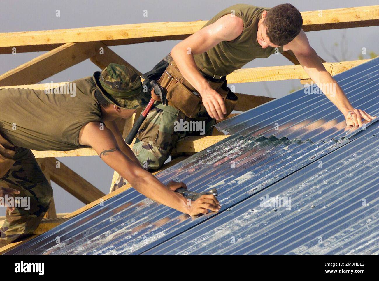 Caporal de lance (LCPL) Johnny Pineda, USMC, (gauche) et LCPL Jason S ...