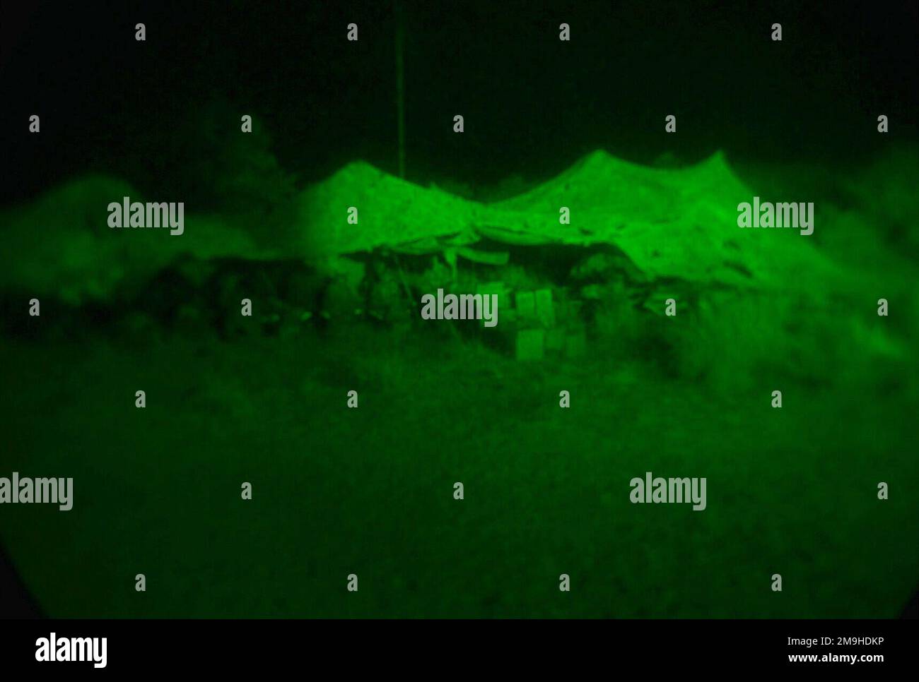 Comme vu par la lueur verte d'un champ d'application de nuit, une vue ...
