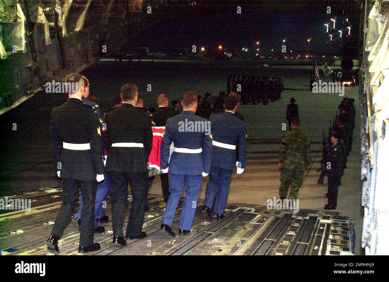 À bord d'un avion cargo C-17 Globemaster à la base aérienne de Ramstein ...
