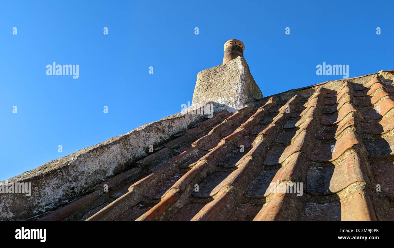 Tuiles en terre cuite tuiles toit toiture cheminée Banque de ...