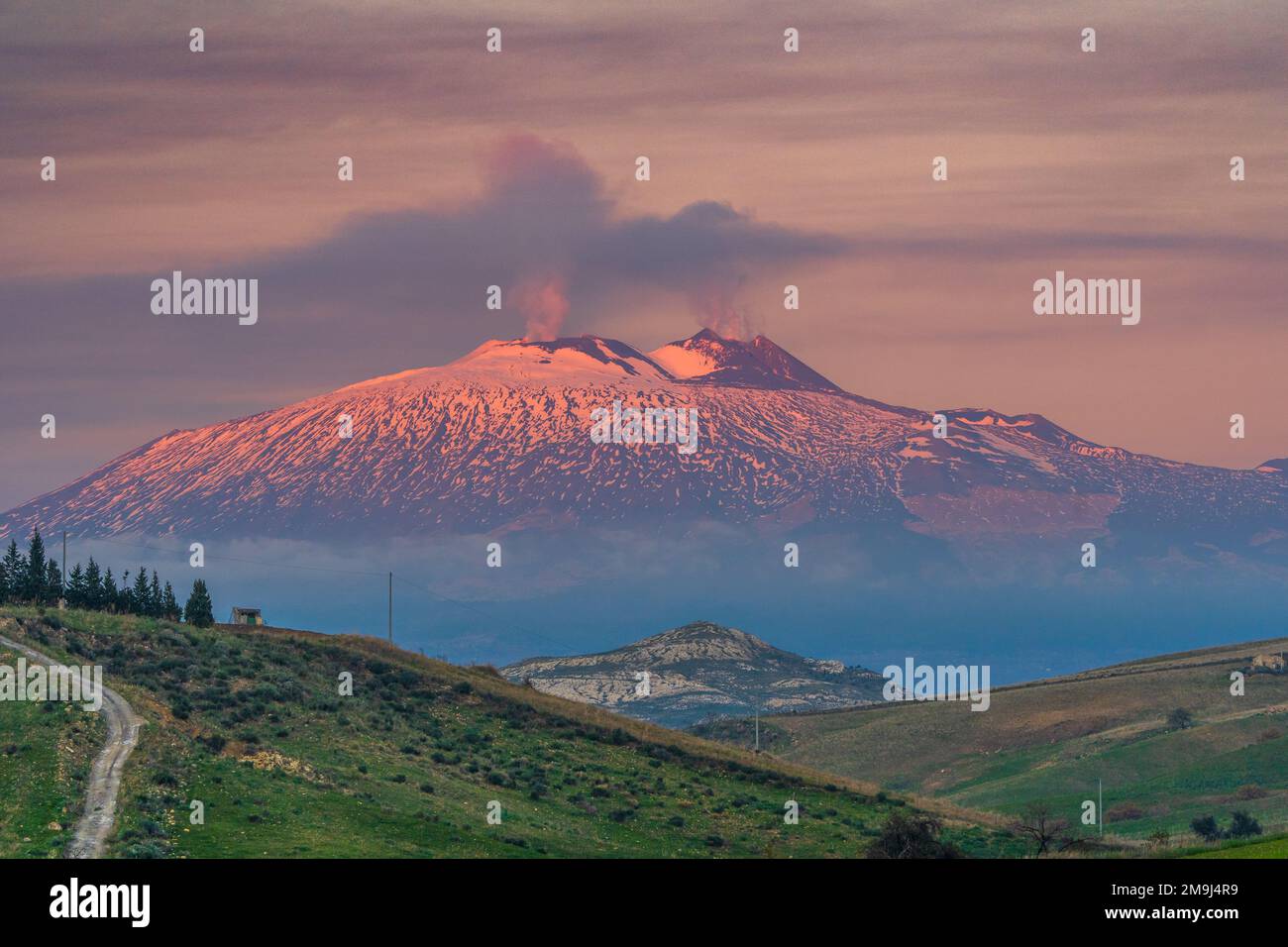 Etna eruption 2023 Banque de photographies et d’images à haute résolution - Alamy