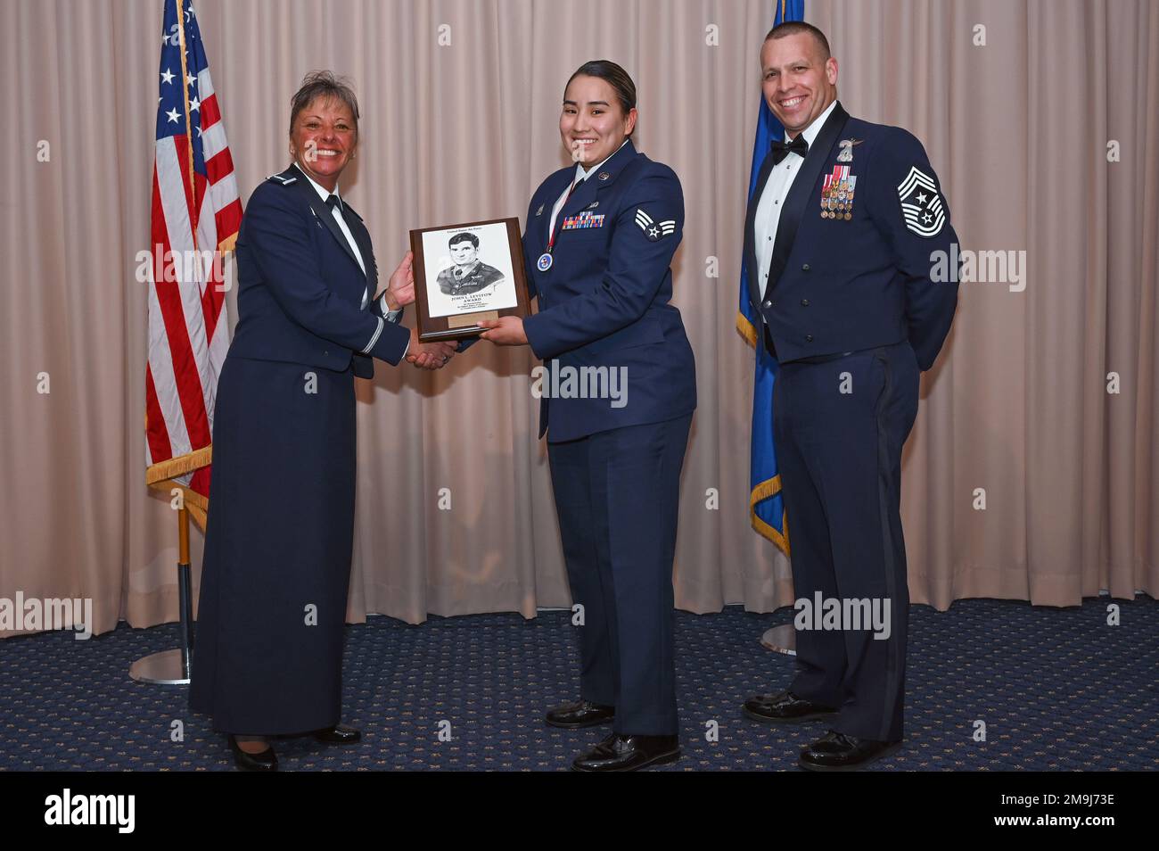 Le colonel Katrina Stephens, commandant de l'installation, et le Sgt ...