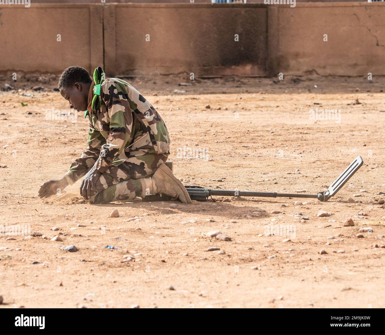 Un soldat des Forces armées nigériennes (langue française : Forces ...