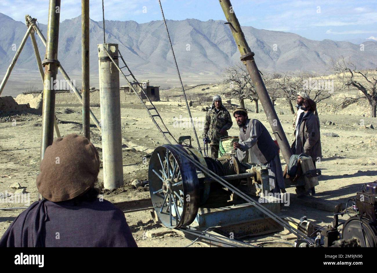 Les habitants afghans du district de Kohi Sofi utilisent une machine de ...
