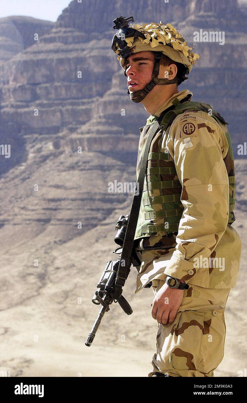 Armé d'un 5,56mm M4 Carbine, de première classe privée (PFC) Tyrell ...