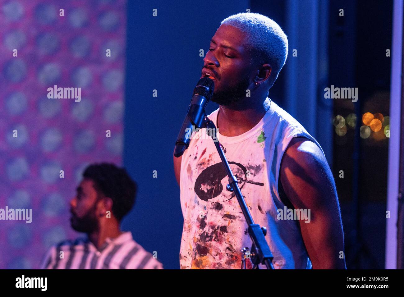 Elliott Skinner, la voix se produit avec Samora Pinderhughes ...