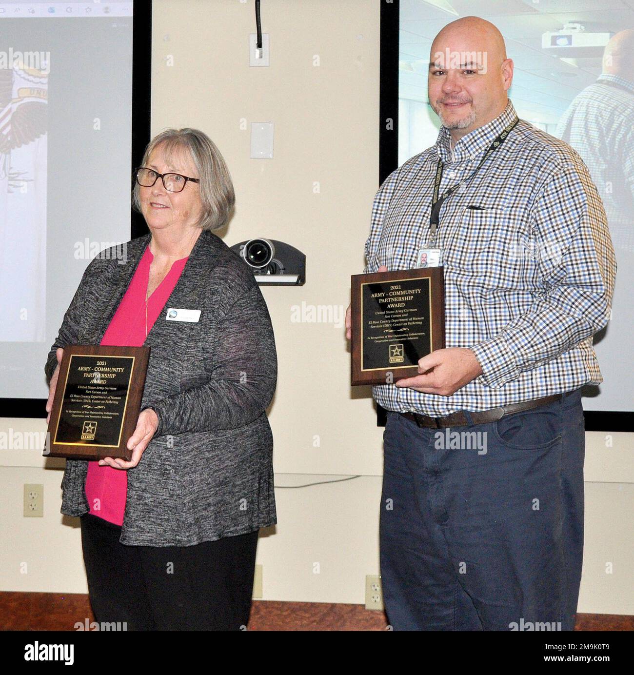 FORT CARSON, Colorado — Susan Burt, à gauche, superviseur du Centre sur ...