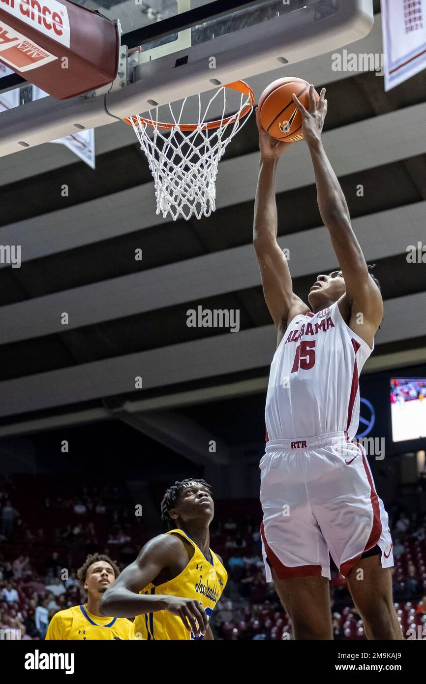 Alabama forward Noah Clowney (15) dunks during the first half of an ...
