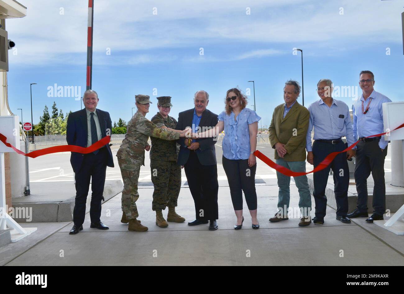 Les dignitaires se sont empirés de la bannière lors d'une cérémonie de ...