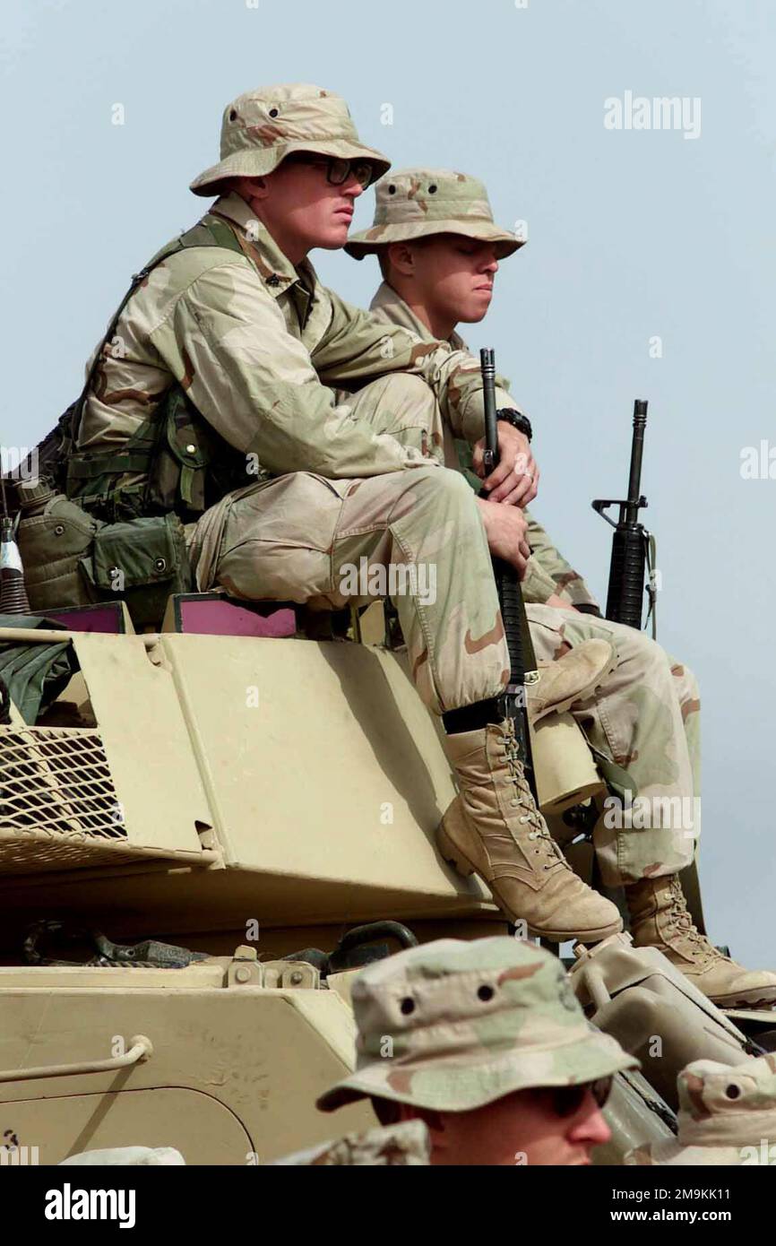 Assis au-dessus du Light Armored Vehicle-25 (LAV-25), Marines du US ...