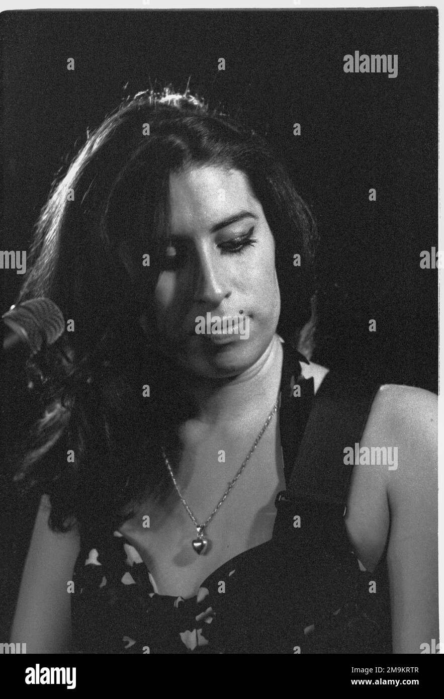 AMY WINEHOUSE, JEUNE, 2004 : Amy Winehouse au Barfly Club à Cardiff ...