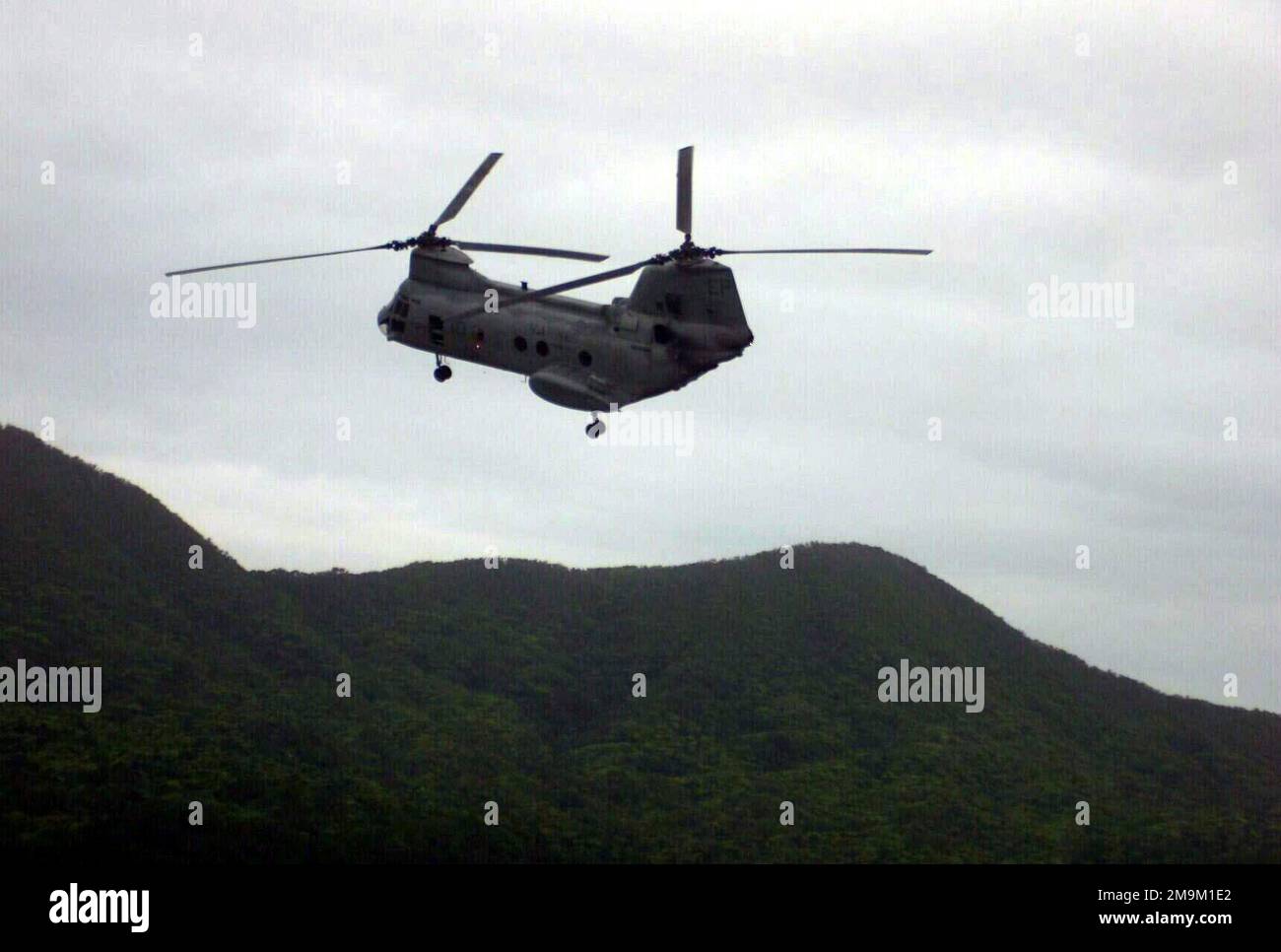 Un hélicoptère Sea Knight CH-46 du corps des Marines des États-Unis ...