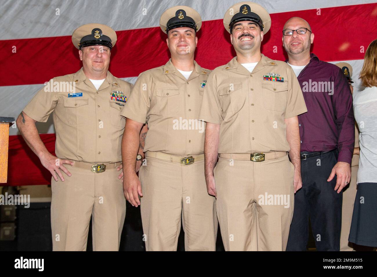 Le chef machiste principal (nucléaire) Brandon Sims, au centre, affecté ...