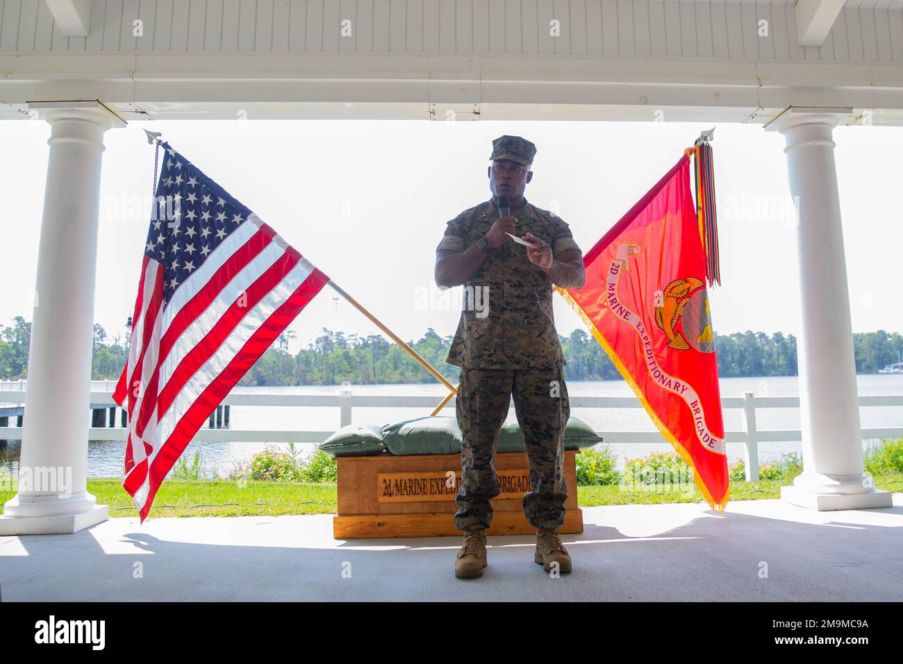 ÉTATS-UNIS Corps de marine Brig. Le général Anthony Henderson parle ...
