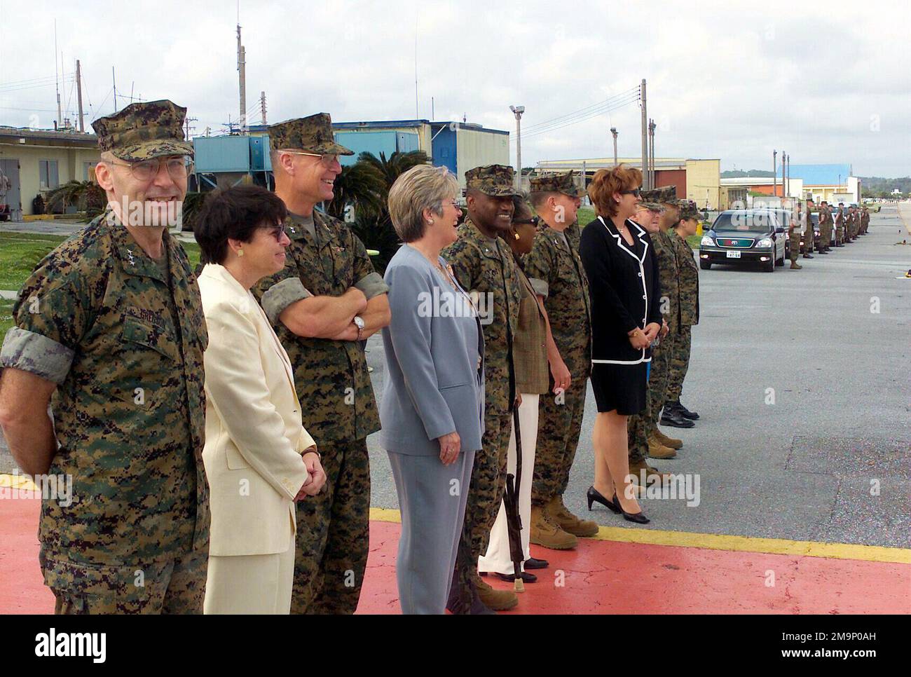 030416-M-9902V-002. [Complete] Scene Caption: La ligne de réception ...