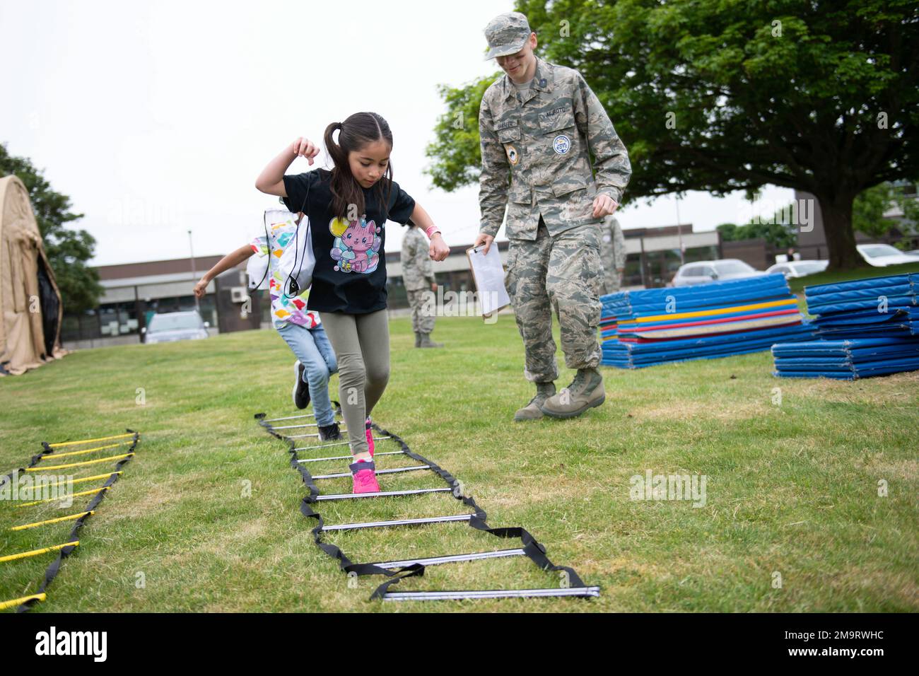 ÉTATS-UNIS Les cadets du ROTC juniors de la Force aérienne créent un cours sur les obstacles ...