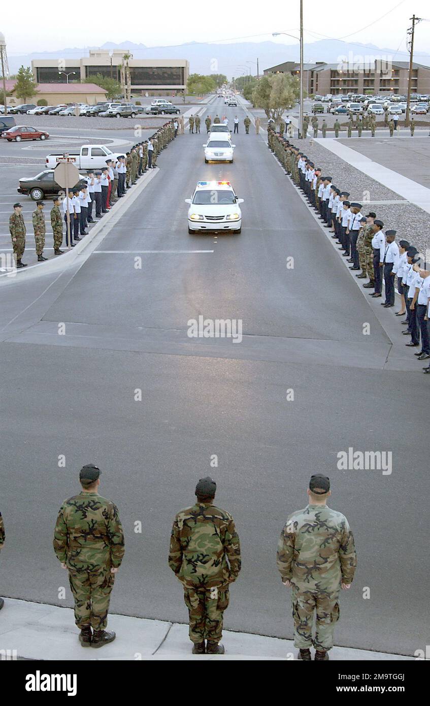 Le personnel DE LA Force aérienne DES ÉTATS-UNIS (USAF) ligne les ...