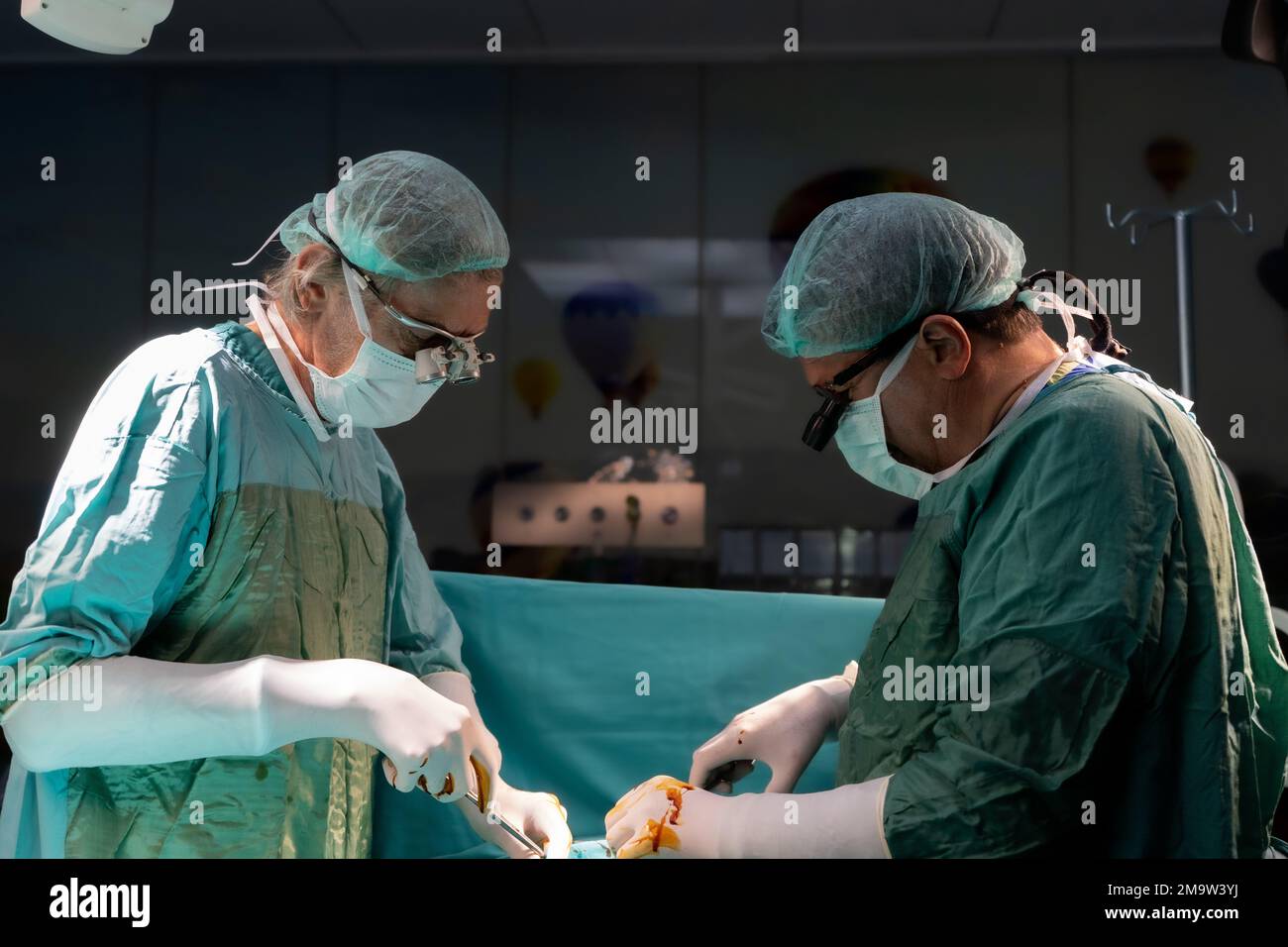 Chirurgie à coeur ouvert médecin pratiquer la chirurgie à coeur ouvert. Les médecins en uniforme ...