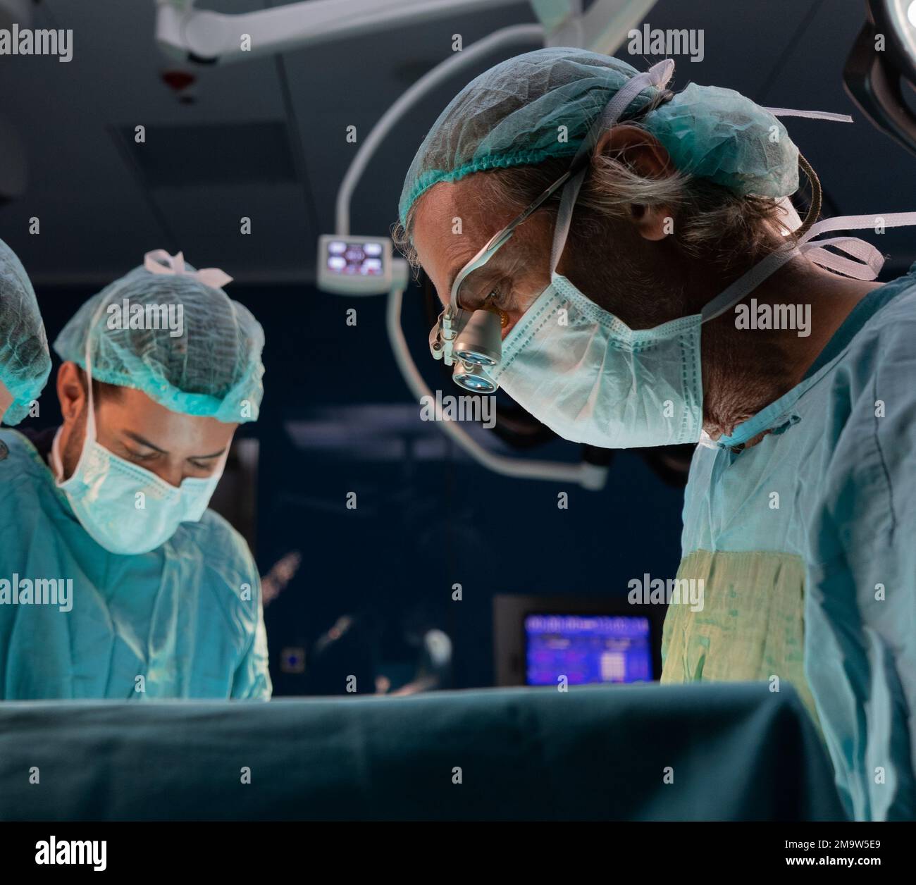 Chirurgie à coeur ouvert médecin pratiquer la chirurgie à coeur ouvert. Les médecins en uniforme ...