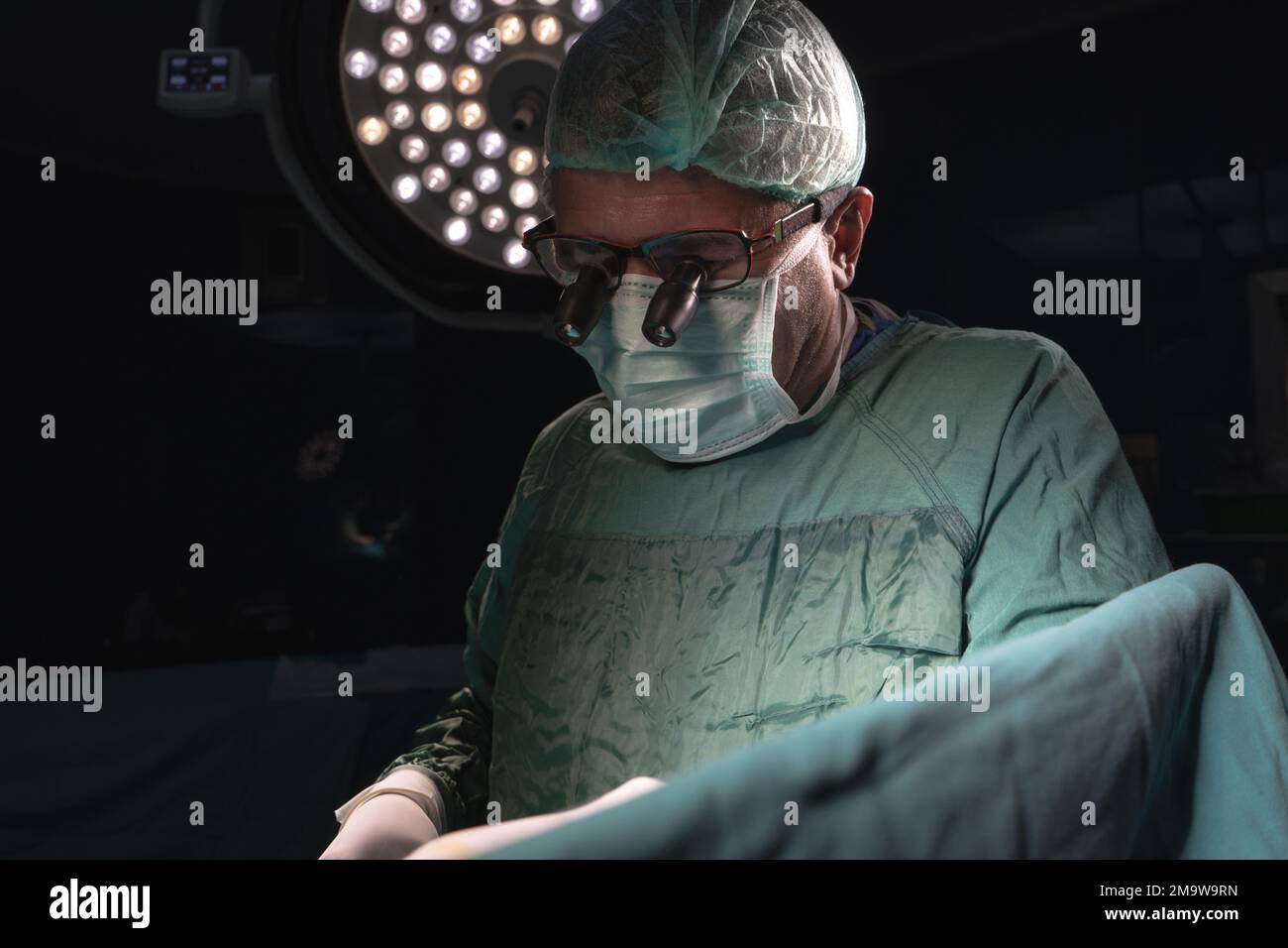 Chirurgie à coeur ouvert médecin pratiquer la chirurgie à coeur ouvert. Les médecins en uniforme ...