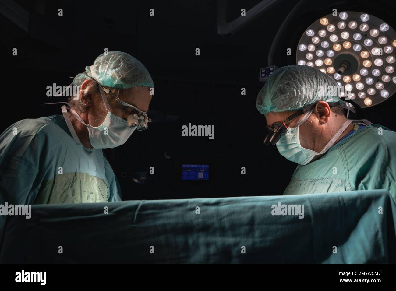 Chirurgie à coeur ouvert médecin pratiquer la chirurgie à coeur ouvert. Les médecins en uniforme ...