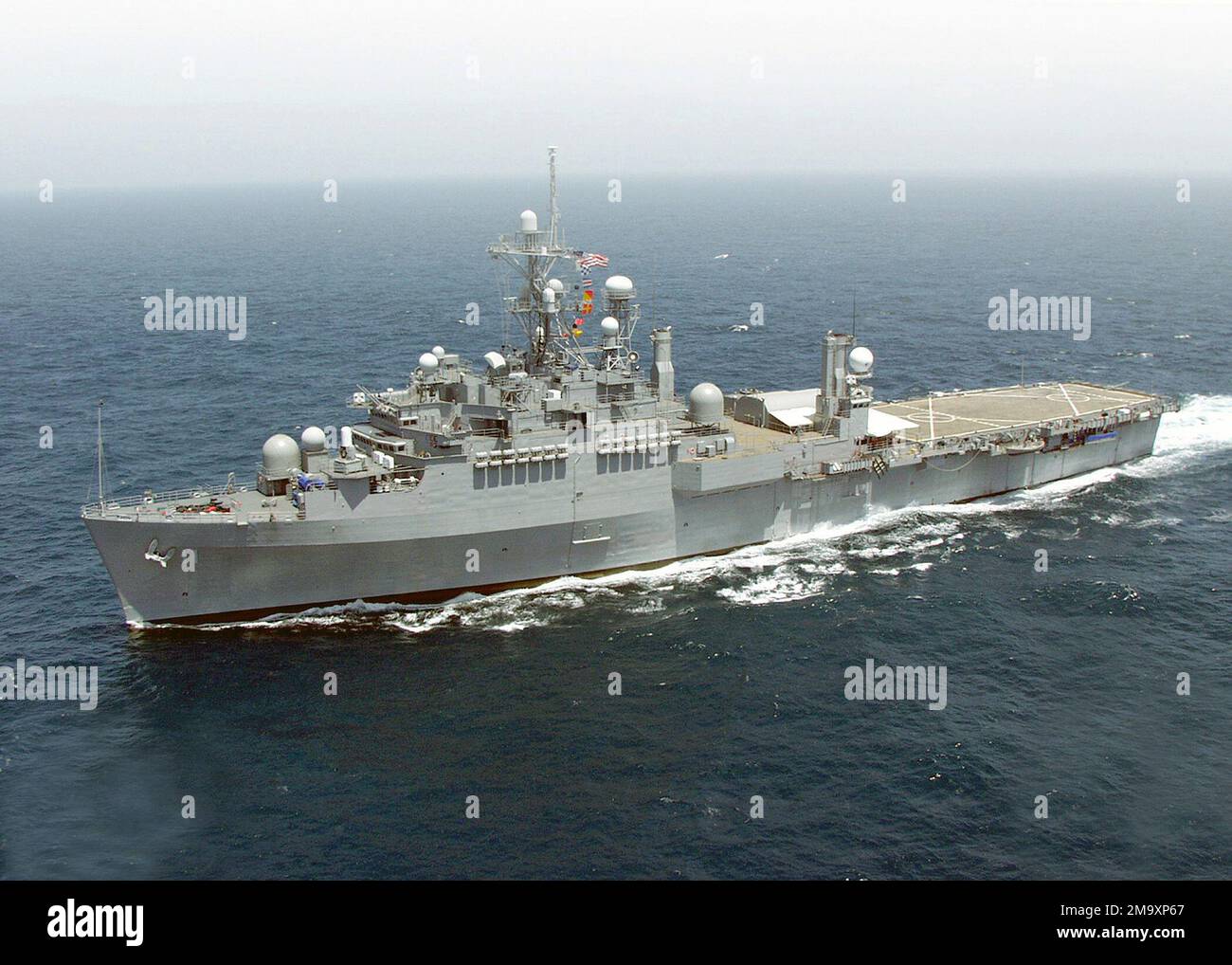 040303-N-0000X-001. [Complete] Scene Caption: Vue latérale du port du navire de commandement USS ...