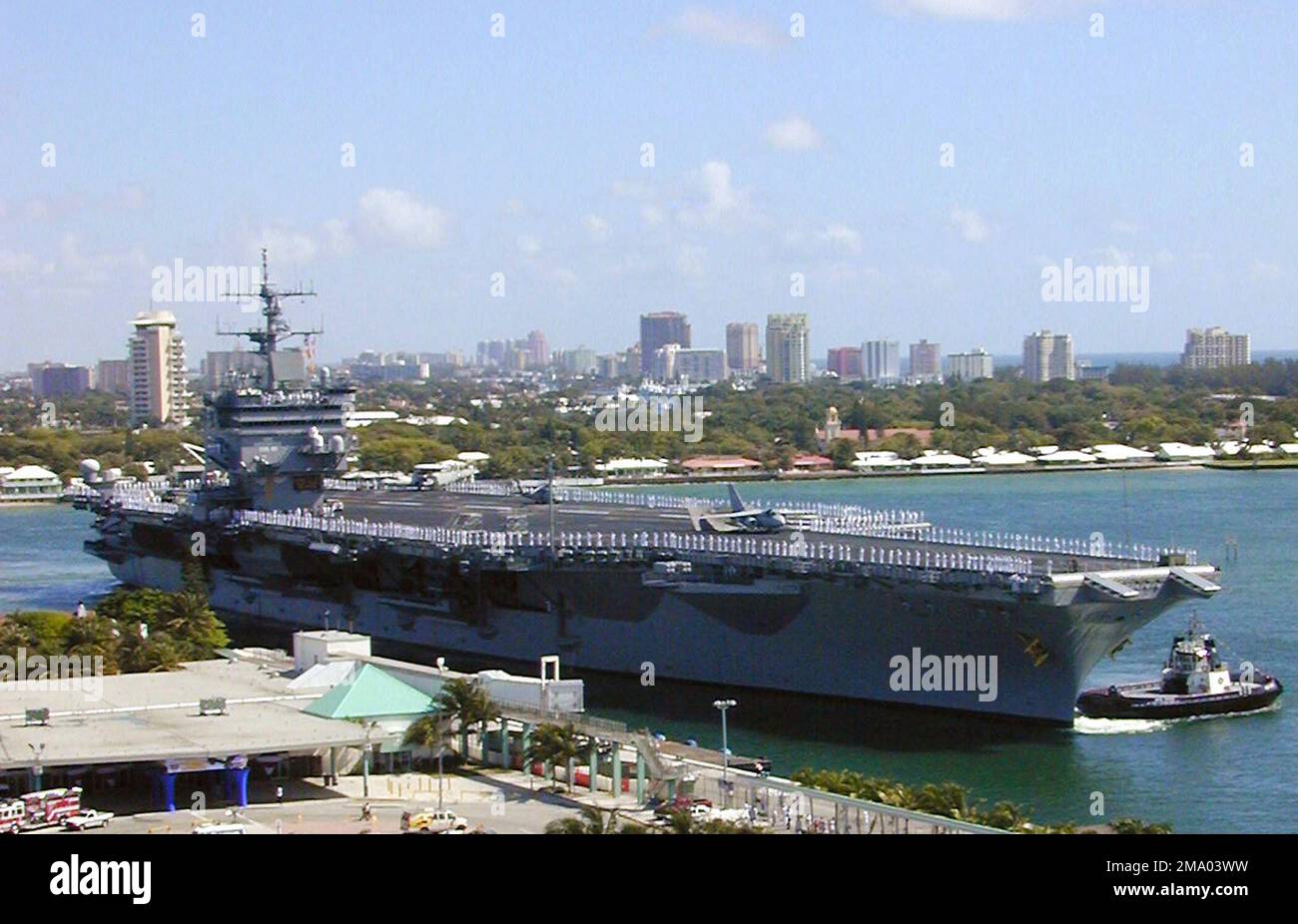 Vue d'un quart à tribord de l'arc de la US Navy (USN) CLASSE ENTREPRISE ...