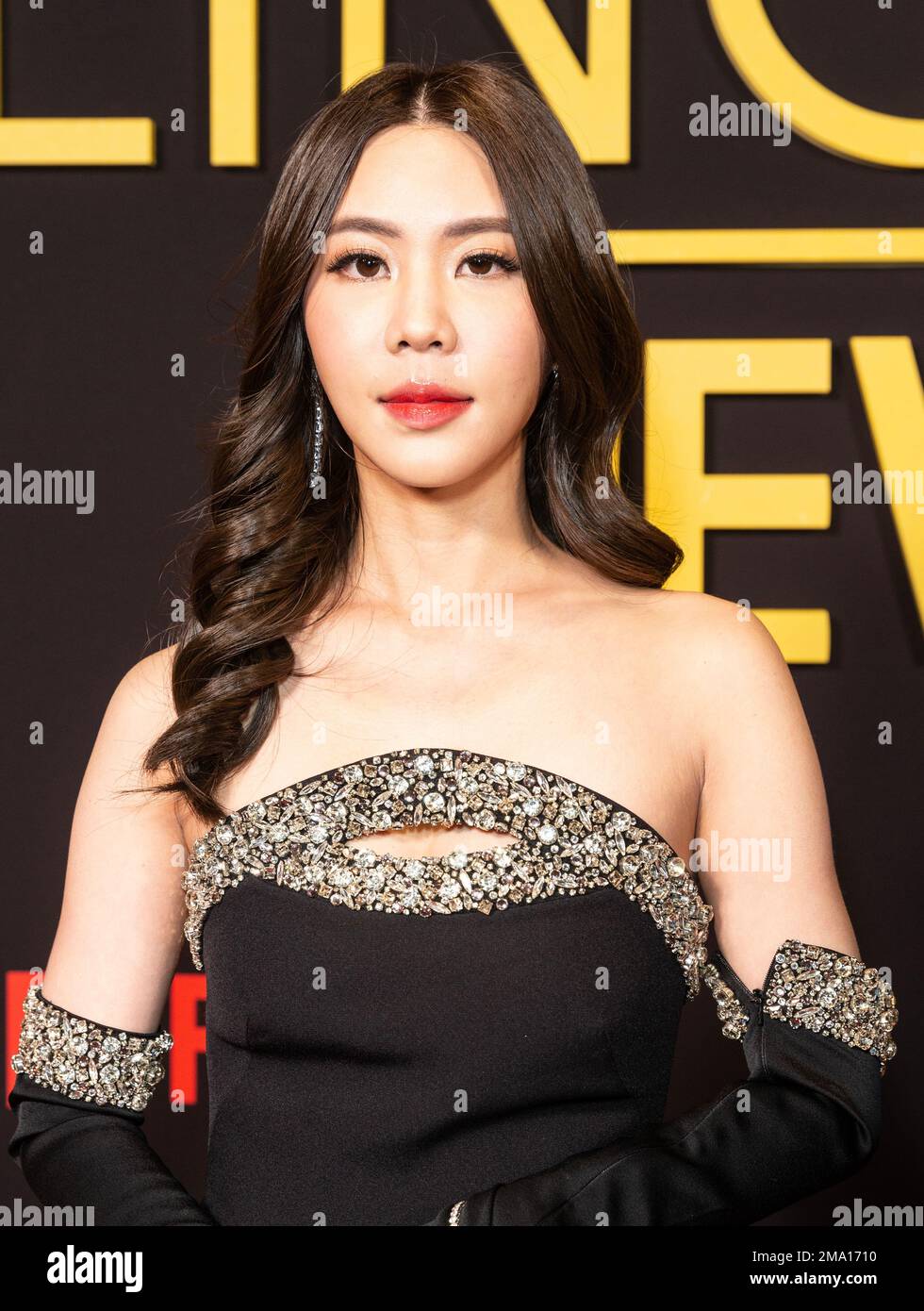 Nam Laks portant la robe de Daniela Karnuts pour Safiyaa assiste au ...