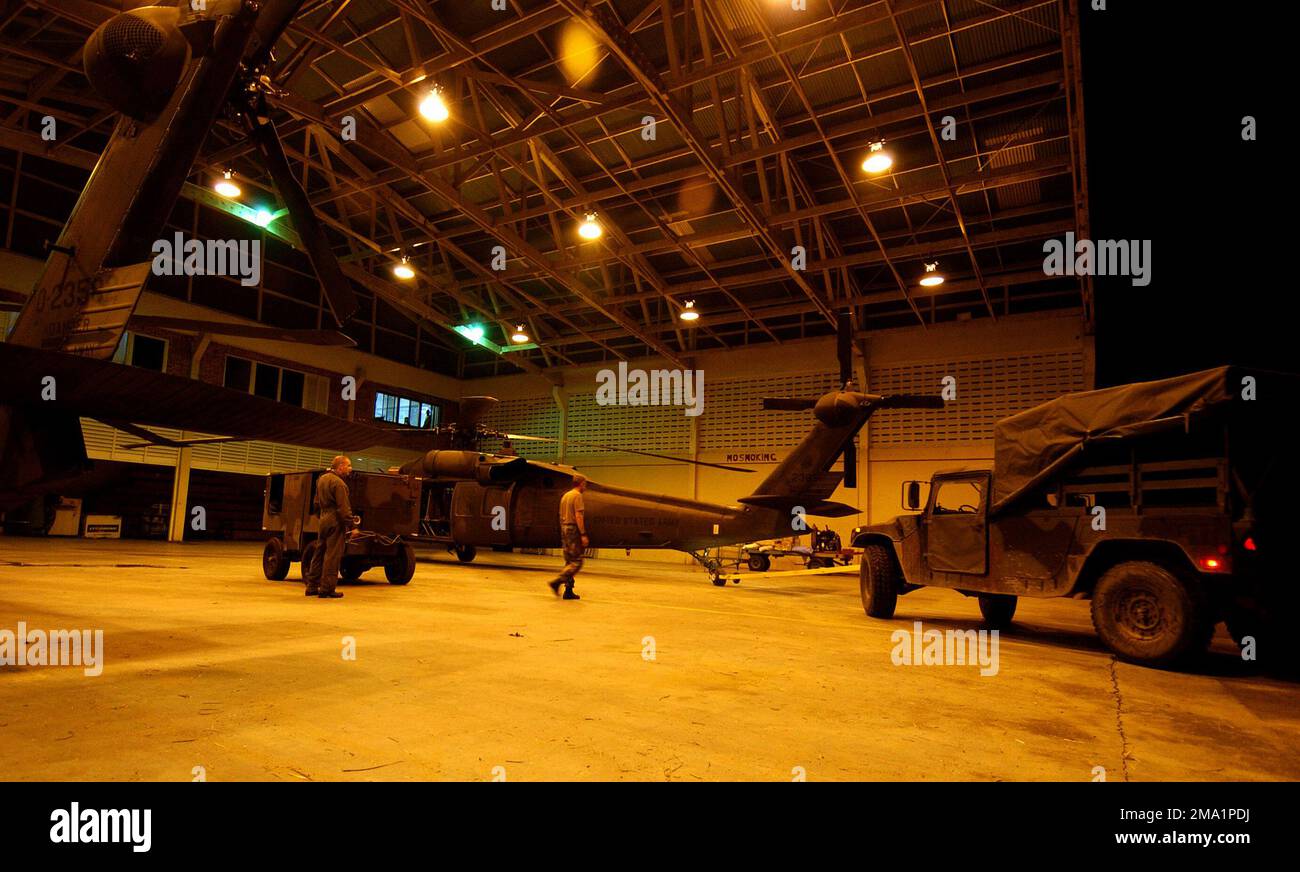 040618-F-6335P-275. [Complete] Scene Caption: Les soldats de la Garde ...