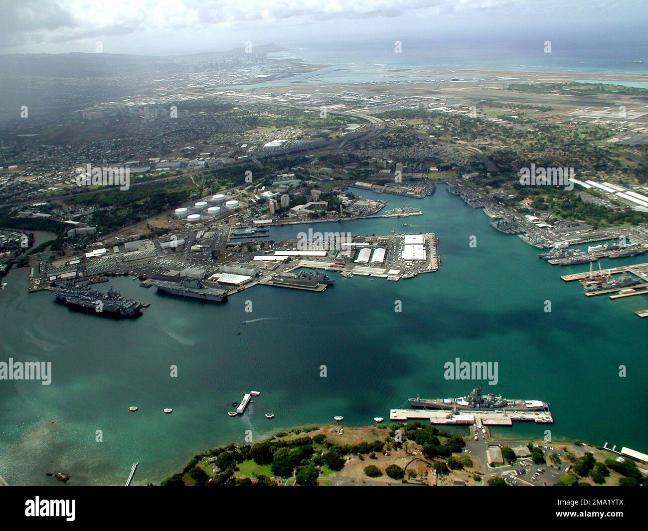 040630-N-2911P-004. [Complete] Scene Caption: Les navires de sept ...