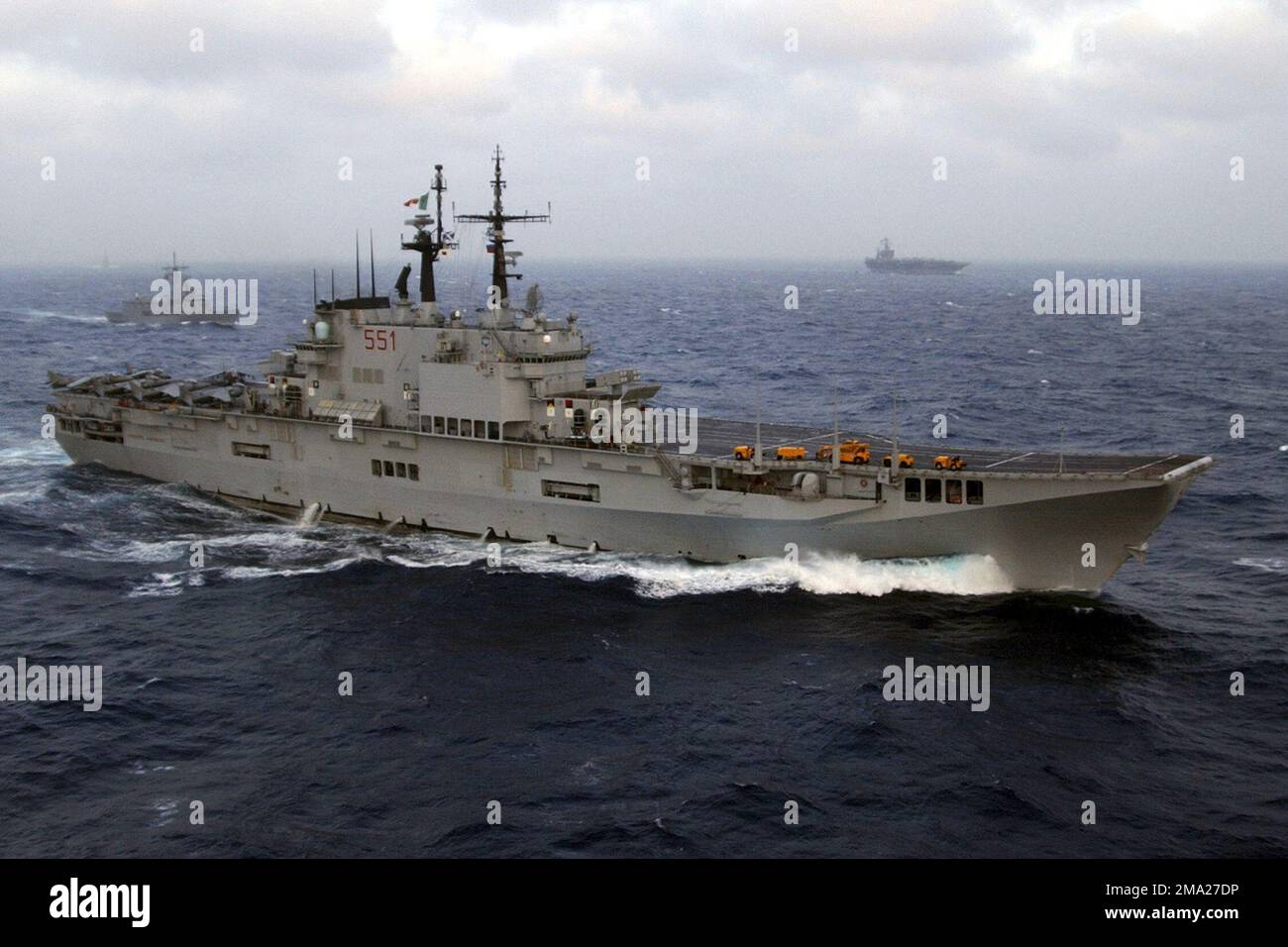 Vue à tribord de la Marine italienne, CLASSE GARIBALDI : porte-avions ...