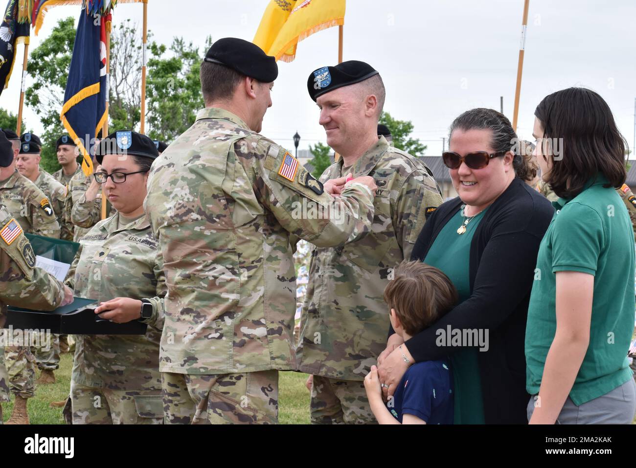 Le général de division JP McGee, commandant général, 101st Airborne ...