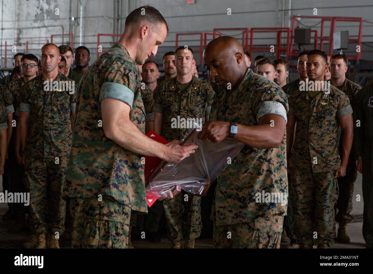 ÉTATS-UNIS Le colonel Marlin D. Williams, à droite, commandant du ...