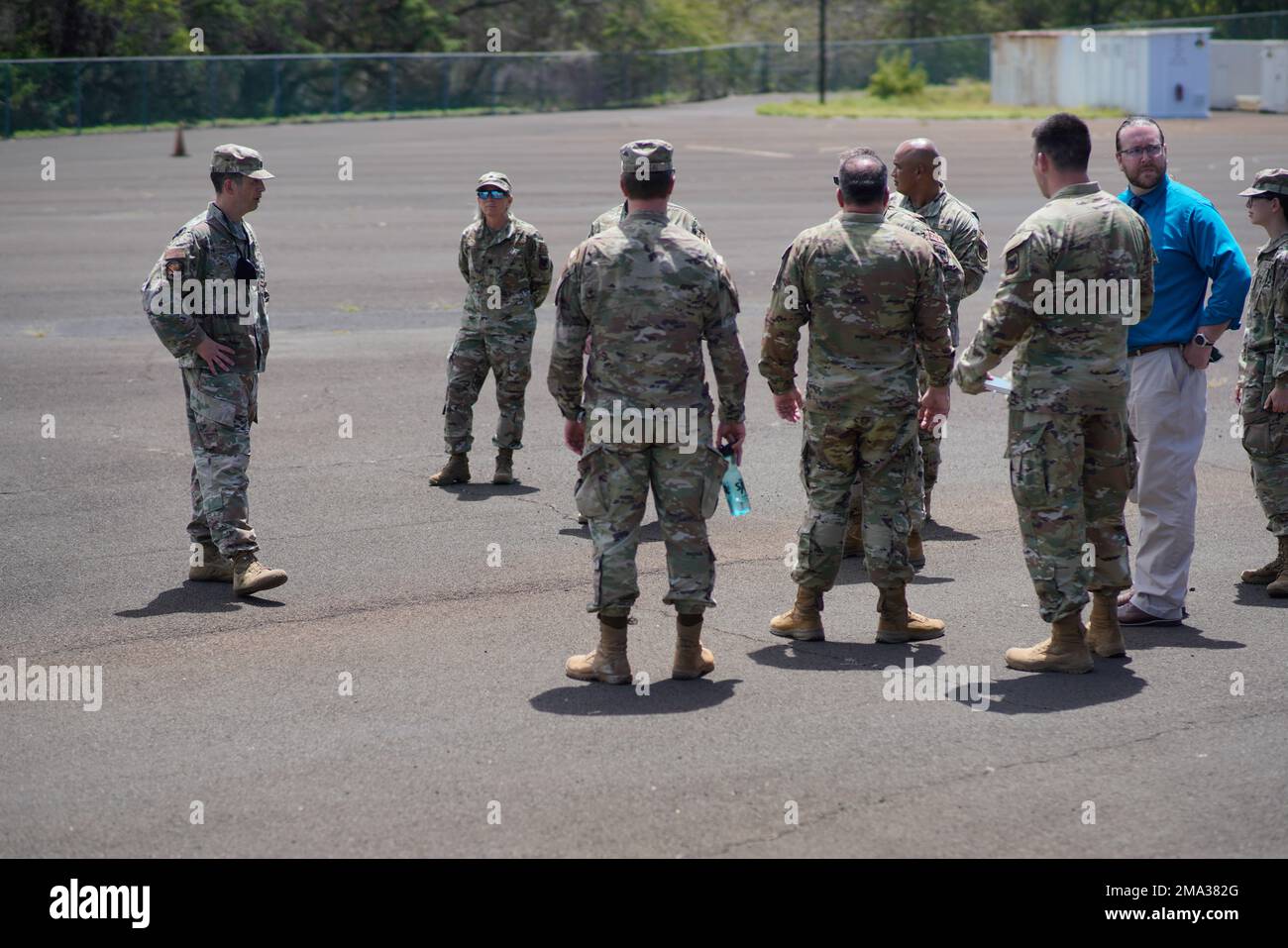 Le lieutenant-colonel Chad Briggs, commandant de l'escadron de guerre ...