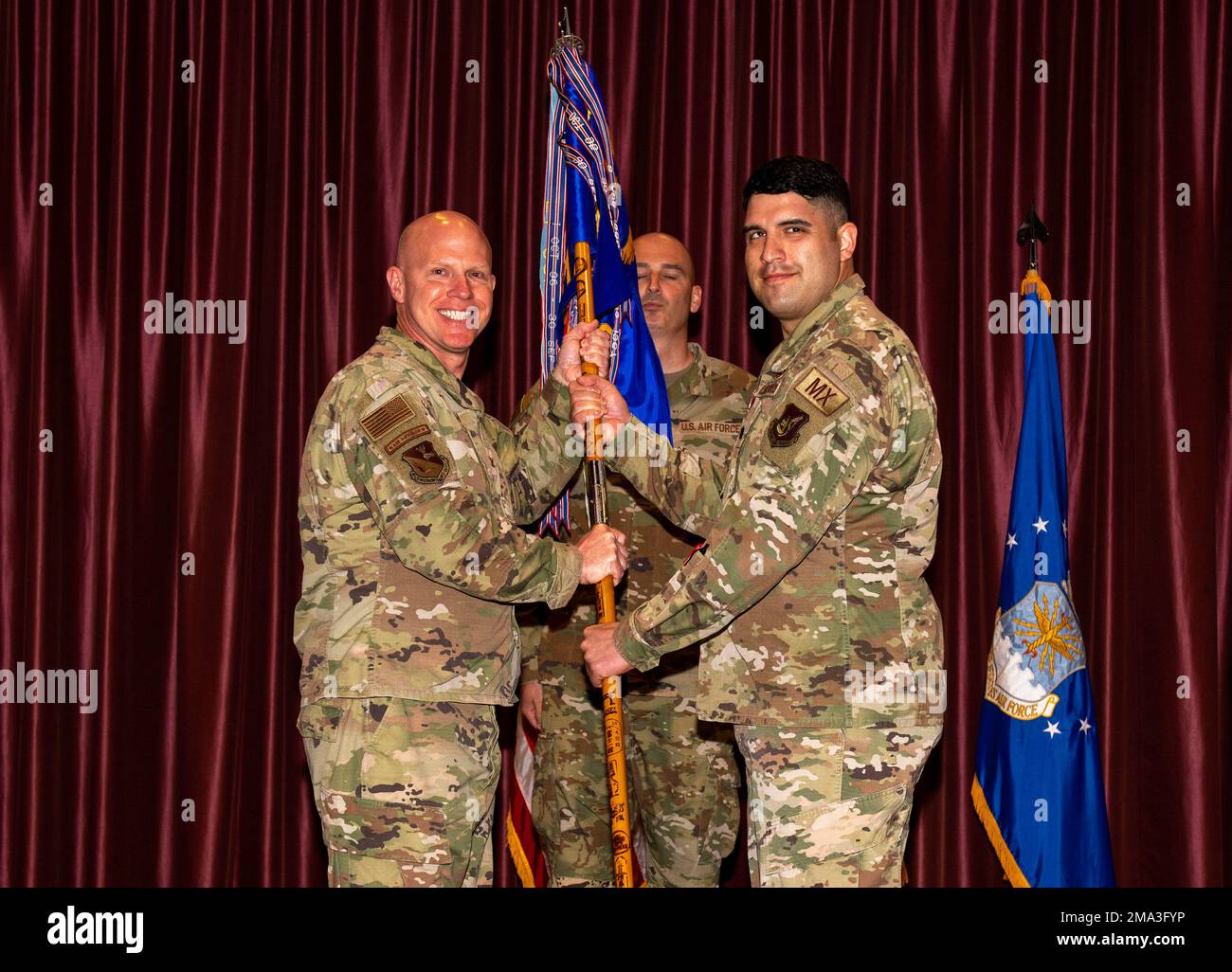 Le lieutenant-colonel Anthony Tuero, commandant sortant de l'escadron ...